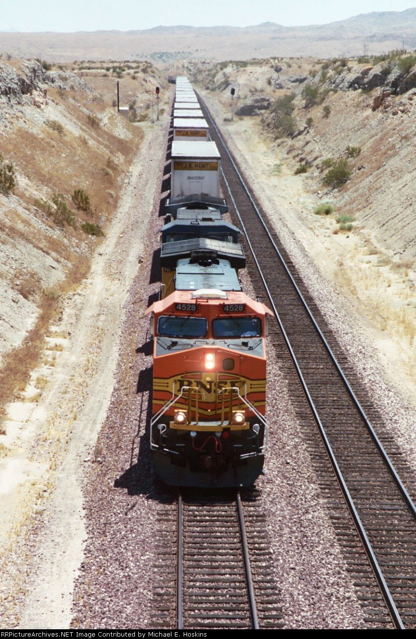 BNSF 4528